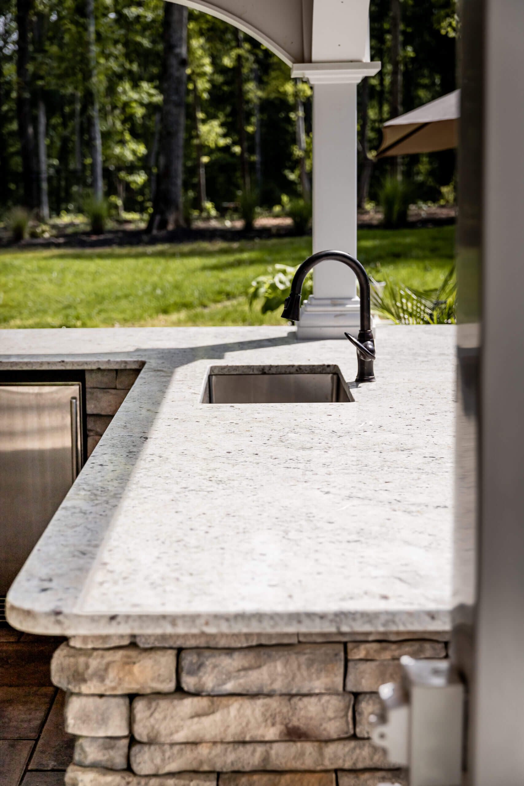 Outdoor Kitchen: Create a Modern Look using Natural Stone - Absolute ...